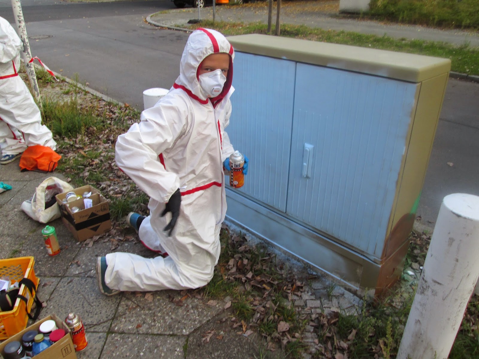 Stromkasten-Styling: Der erste Sprühtag in der Kolumbus-Grundschule