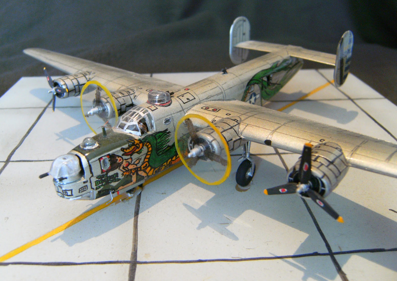 Happyscale-Modellbau: Consolidated B-24J Liberator - Minicraft Model Kits 1/144