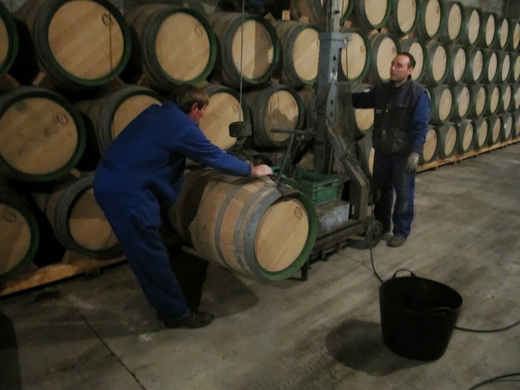 Urbina Vinos Blog: Práctica de los trasiegos del vino durante la ...