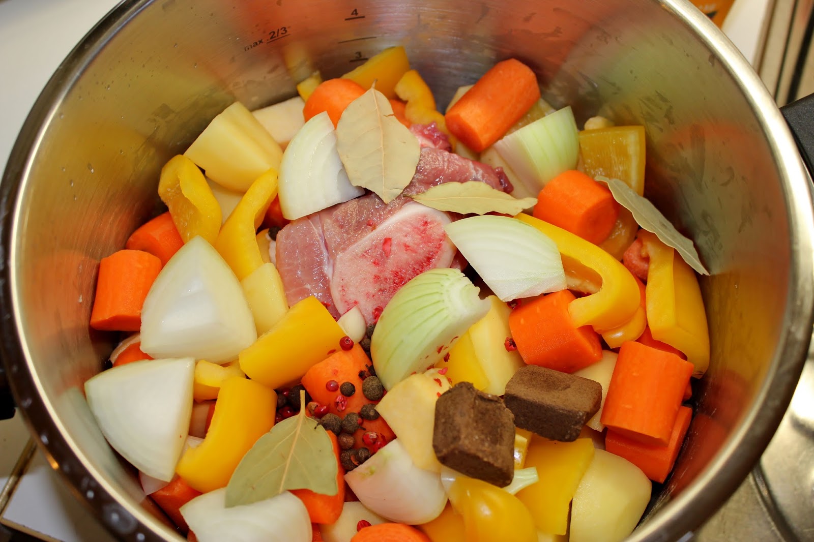 Huvilaelämää ja mökkiruokaa: Lihakeitto painekattilassa