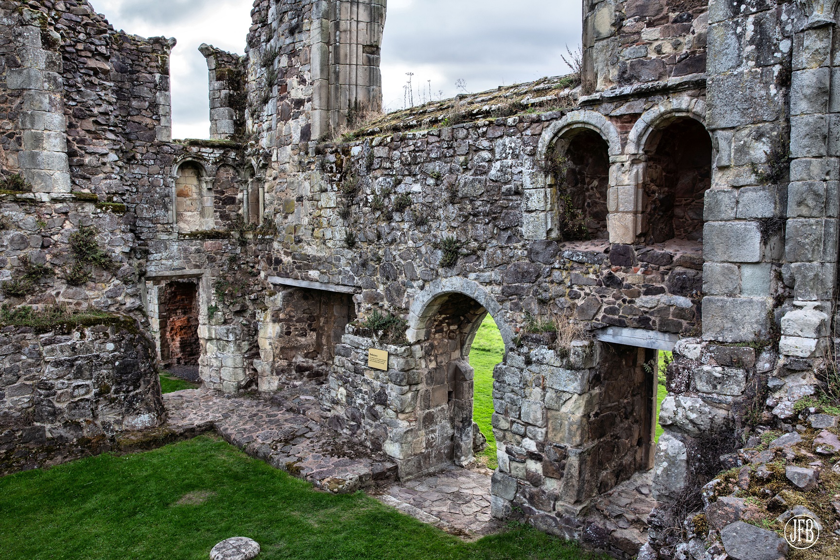 L'art roman ; passionnément: l'abbaye de Haughmond; une vision poétique ...