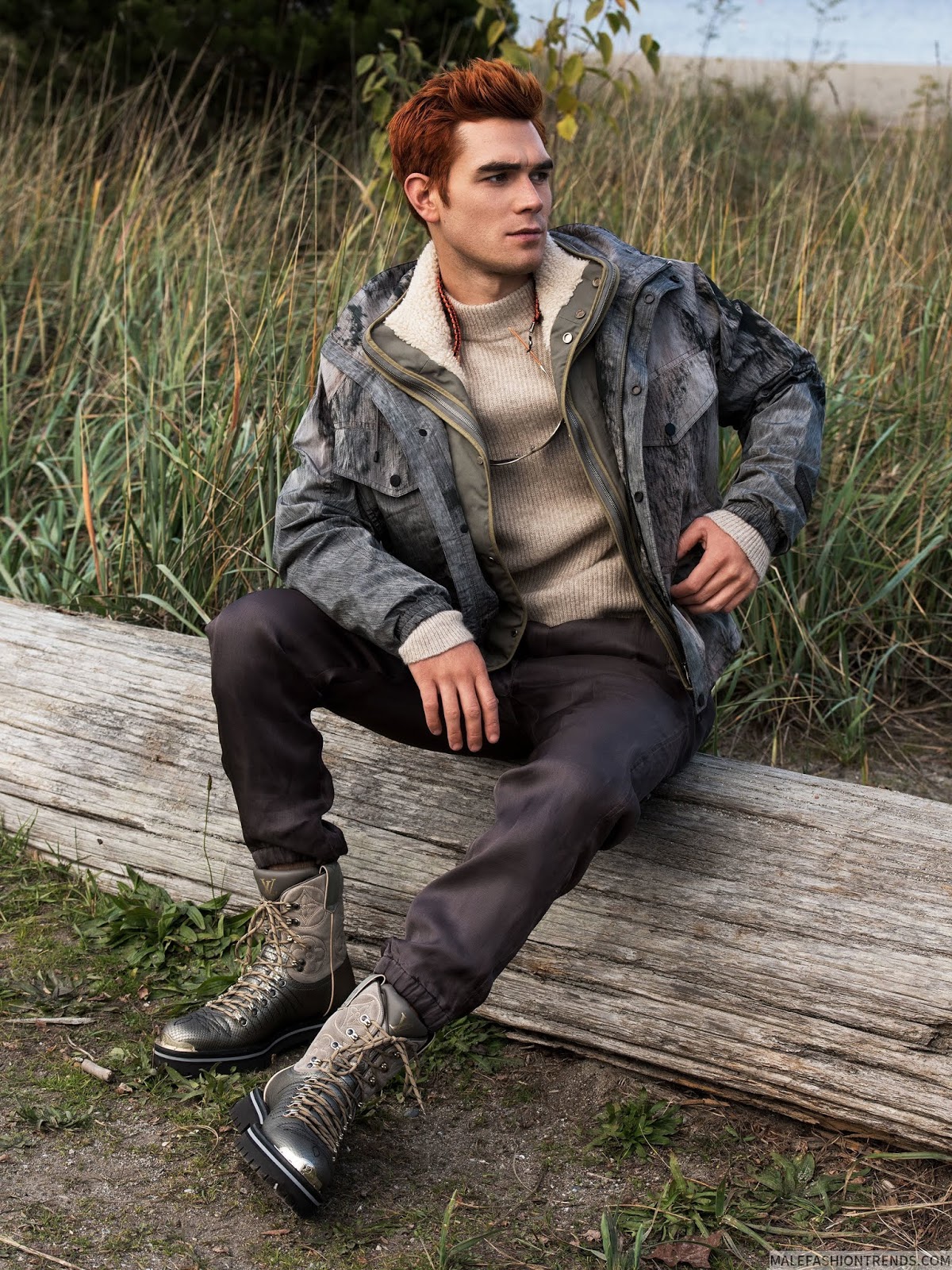 KJ Apa para FLAUNT Magazine en fotos de Justin Campbell