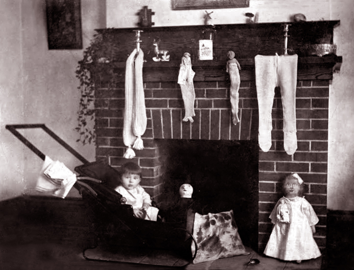 28 Lovely Vintage Photos That Show Children Hanging Stockings at ...