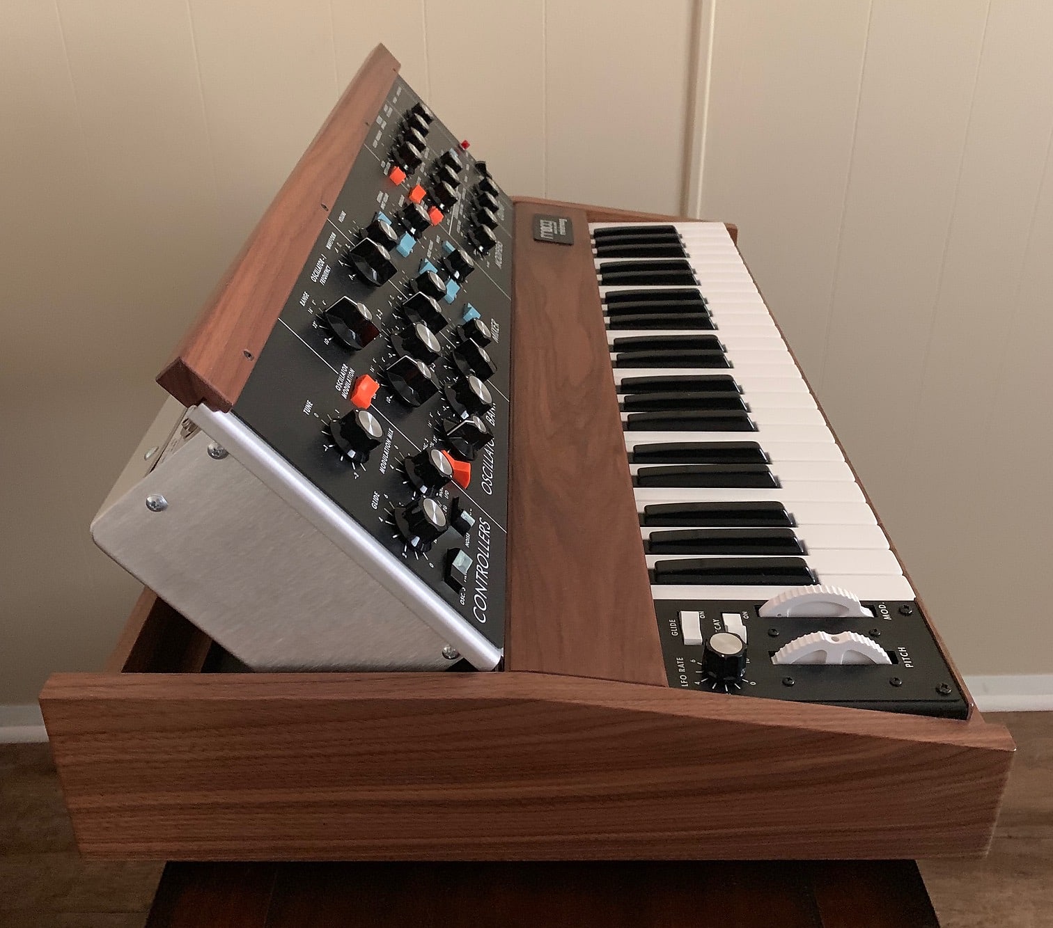 MATRIXSYNTH: Moog MiniMoog Model D Reissue - Rare Walnut Edition