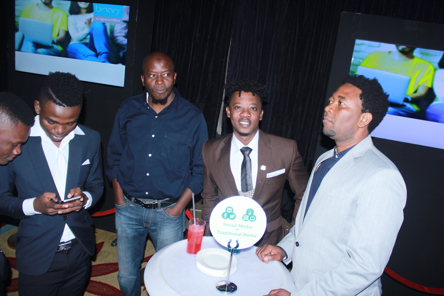 MATUKIO @ MICHUZI BLOG: WASANII, WATANGAZAJI NA WATU MAARUFU KUVUNA ...