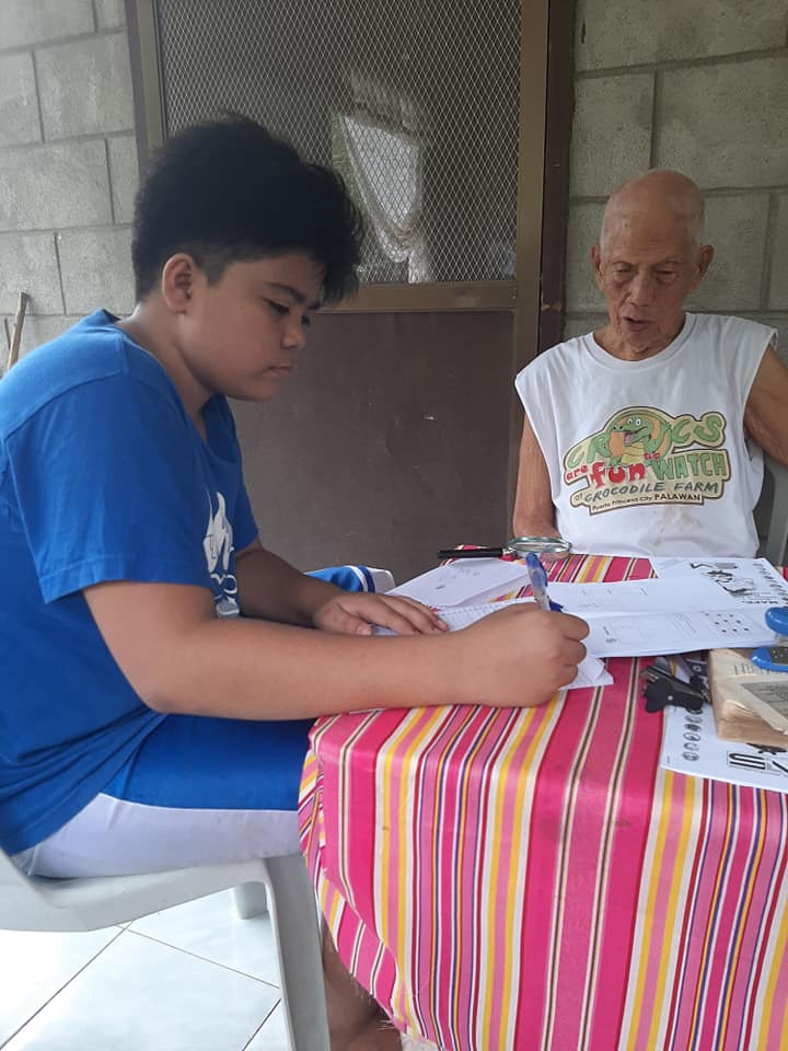 93 yrs old na lolo, tinuturuan ang apo sa module gamit ang magnifying ...