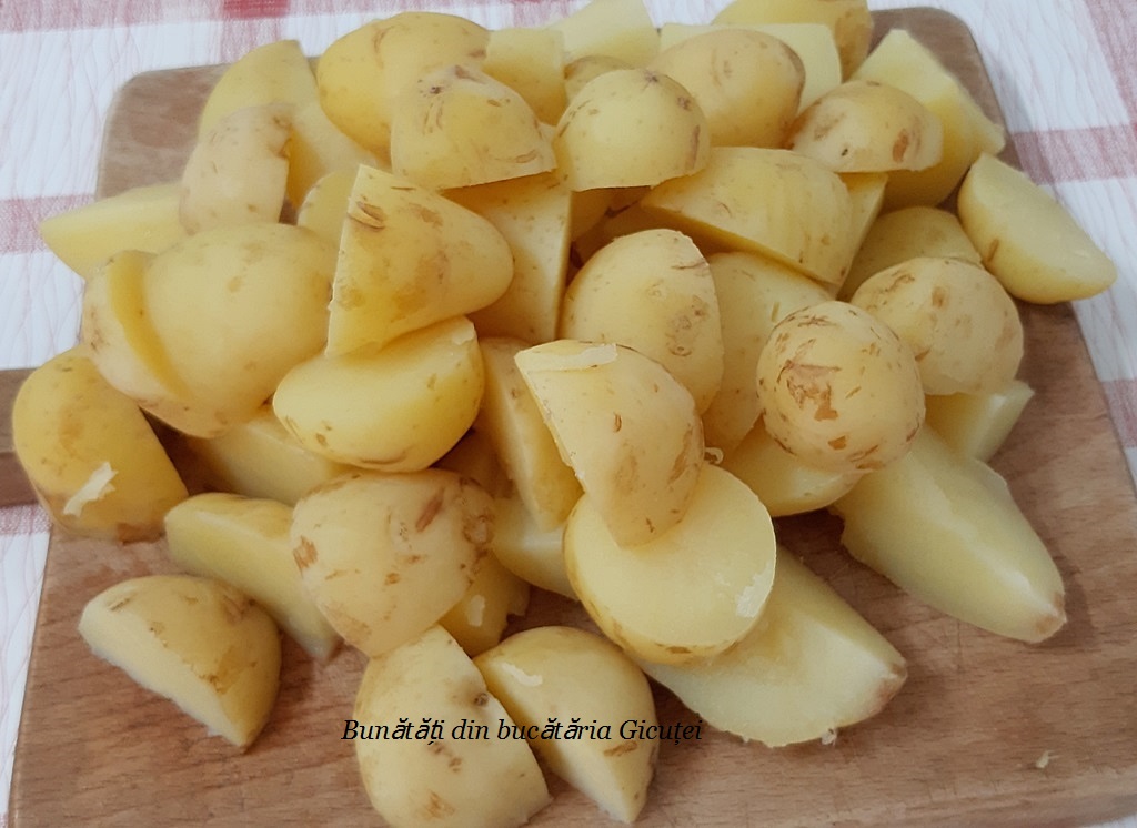 Cartofi noi fierti si prajiti cu sos de usturoi verde si iaurt ...