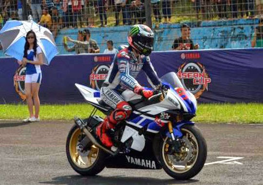 Wah Benarkah Yamaha R15 Bisa Untuk Modifikasi Balap ~ Simple Acre