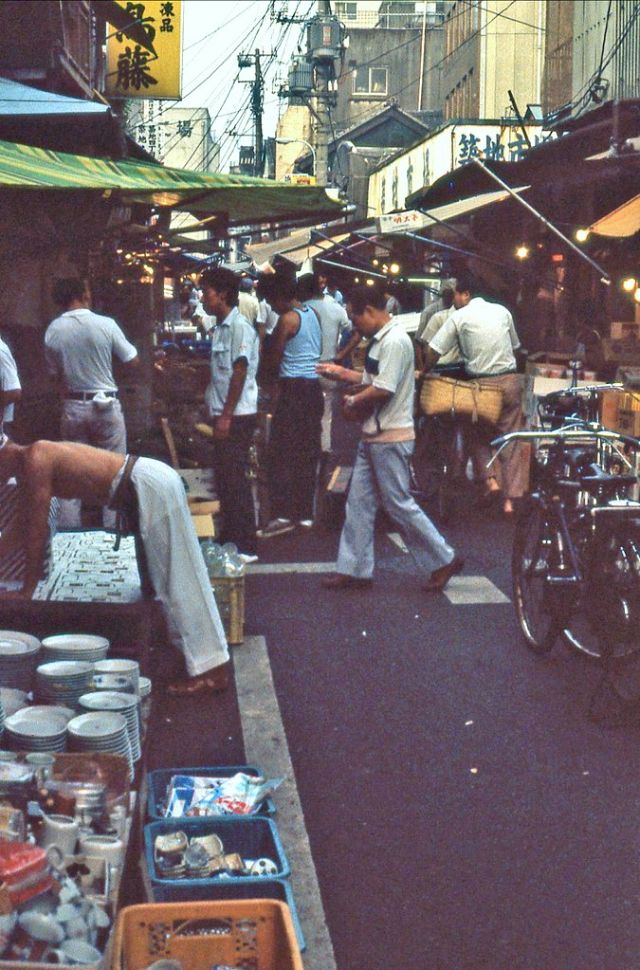 Fascinating Photos Capture Street Scenes of Tokyo in the Early 1980s ...
