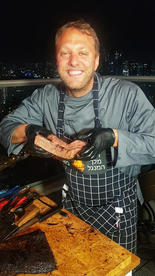 טועמת ורצה לספר לחבר'ה: תאוות בשרים במרפסת של Rob King of BBQ - רוב מלך ...