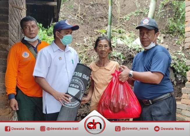 BPBD Buleleng Serahkan Sembako dan Logistik Korban Tanah Longsor di Sudaji - Dewata News