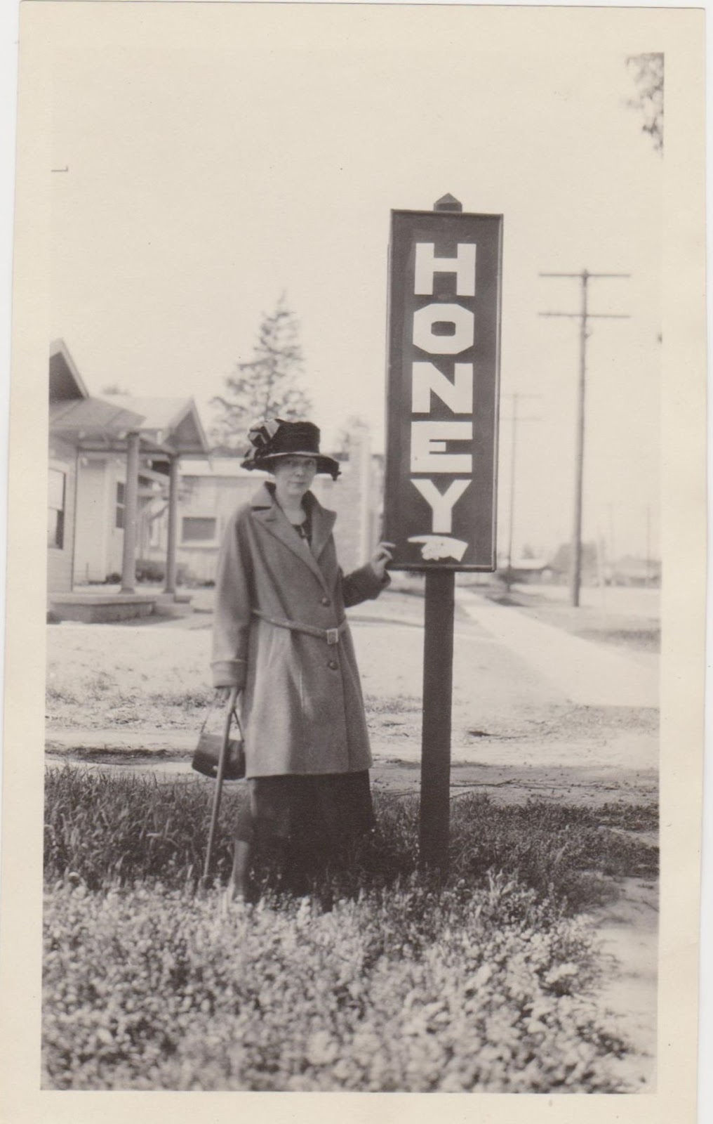 20 Vintage Snapshots of Women Posing With Hilarious Signs ~ Vintage ...
