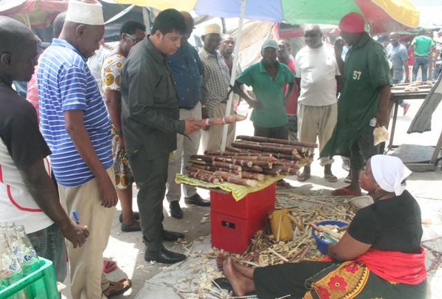 DIWANI MTEULE WA KIVUKONI SHARIK CHOUGHLE ATEMBELEA SOKO LA SAMAKI FERI ...