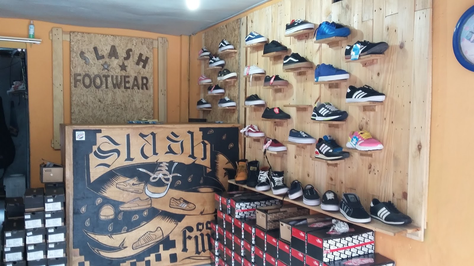 50+ Desain Distro Unik Minimalis Paling Keren - Model Desain Rumah ...