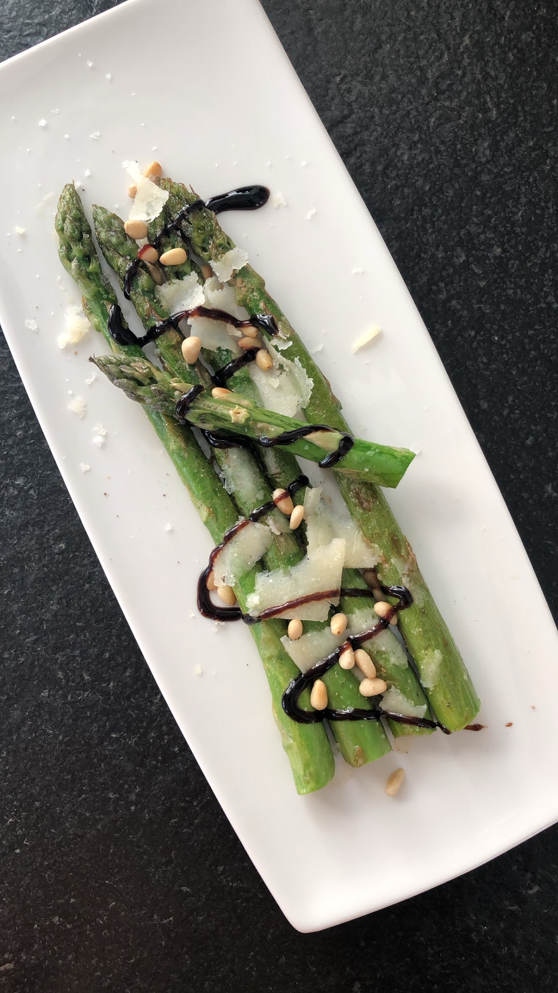 Tildas Kök och Vin: Smörstekt sparris med parmesan och pinjenötter