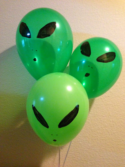 You Will Be Blown Away with Easy DIY Alien Balloons! ~ Dallas Mom Blog ...