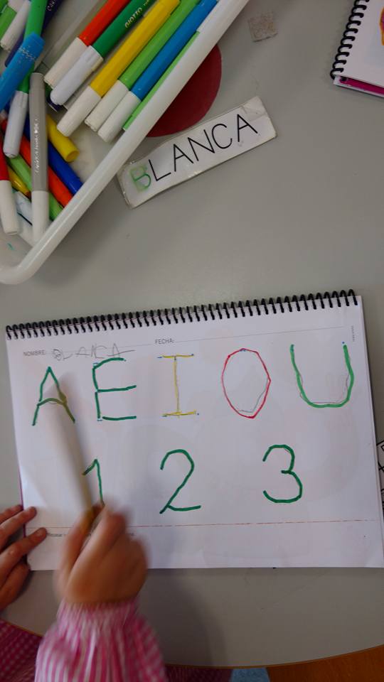 La clase de Vane: MONSTRUOS COME LETRAS: LAS VOCALES