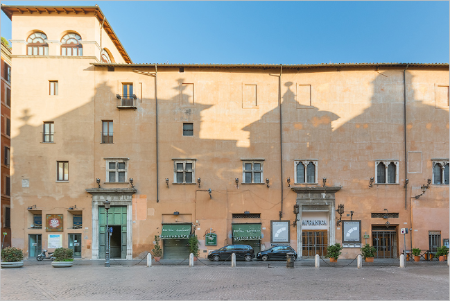 Donna Roomassa: Piazza Capranica