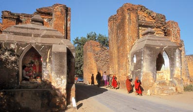 yangon to bagan myanmar Buddhist temples hotels bus and river travel ...