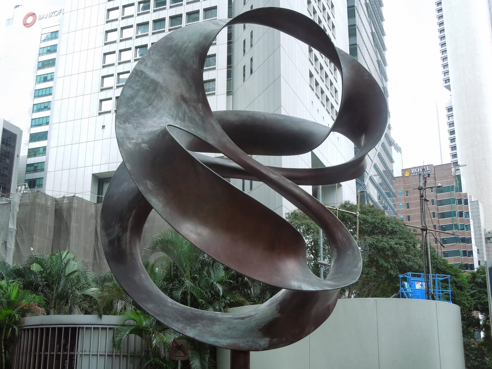 Anticlastic sculptures in the streets of Singapore