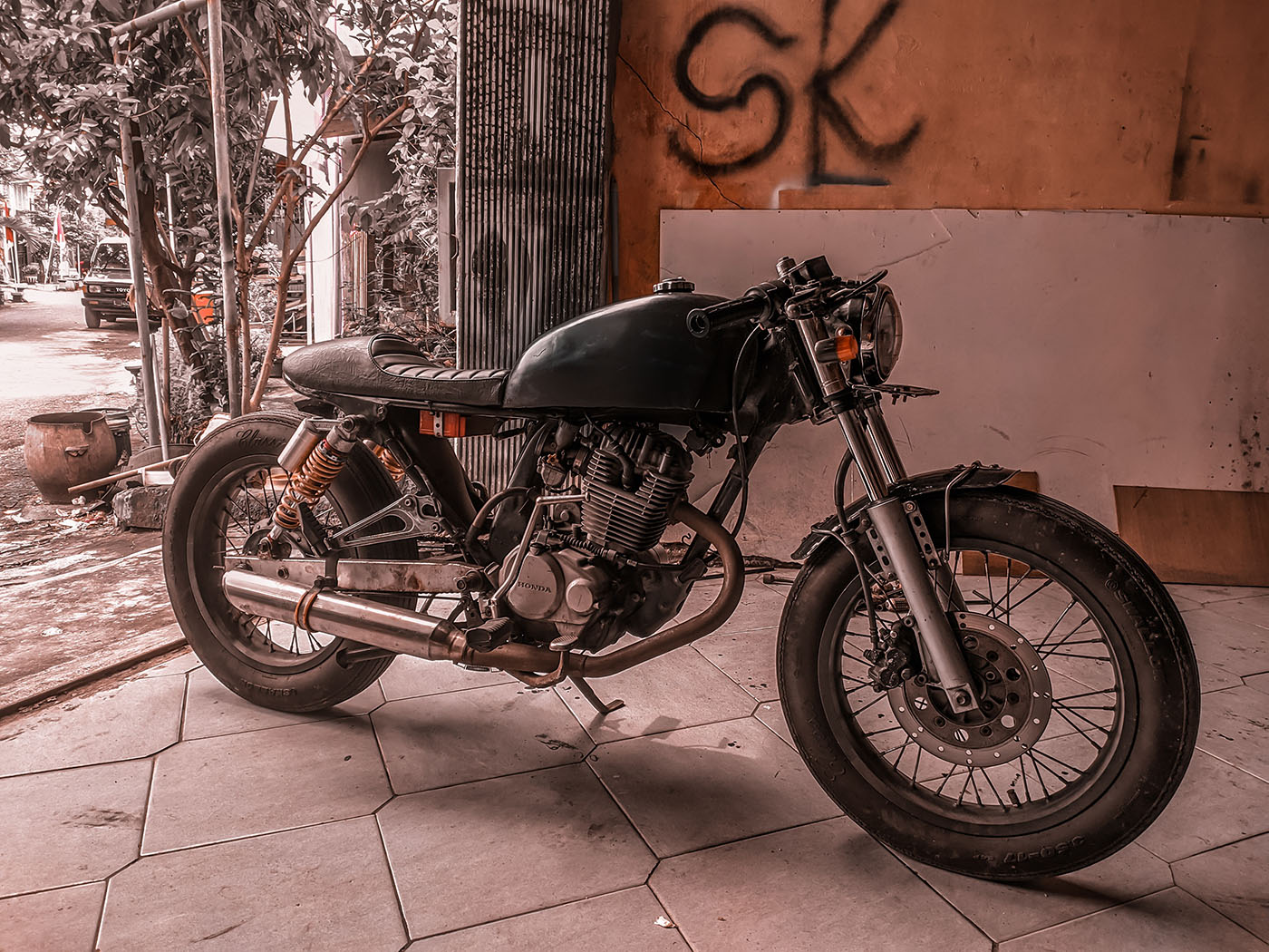 Simple, Elegan & Mewah - Honda Megapro Cafe Racer