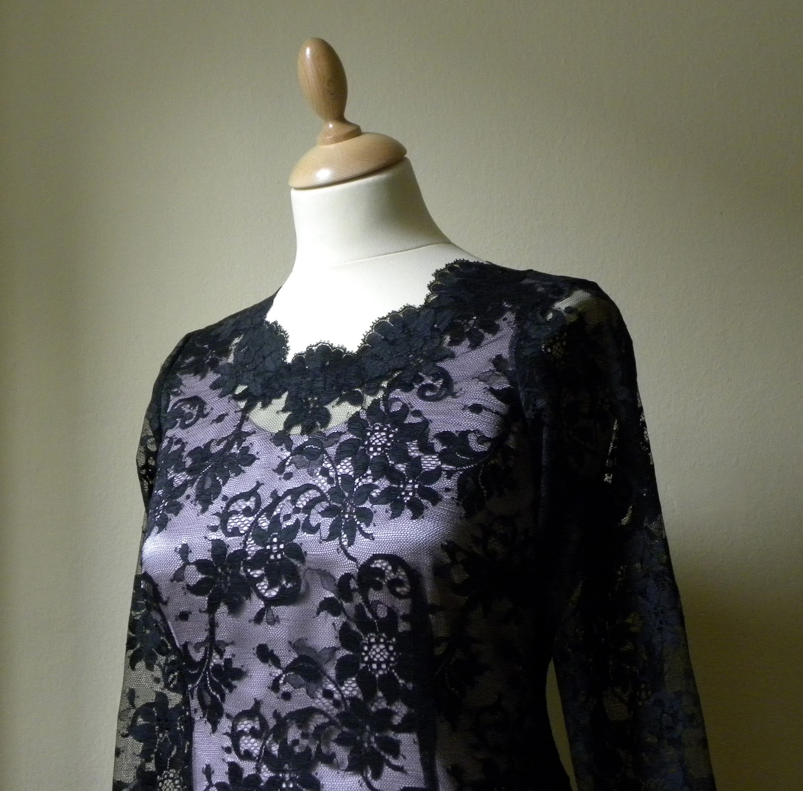 VESTIDO ENCAJE SOBRE FONDO DE RASO EN TONO ROSA PALO - Julio Fernández ...