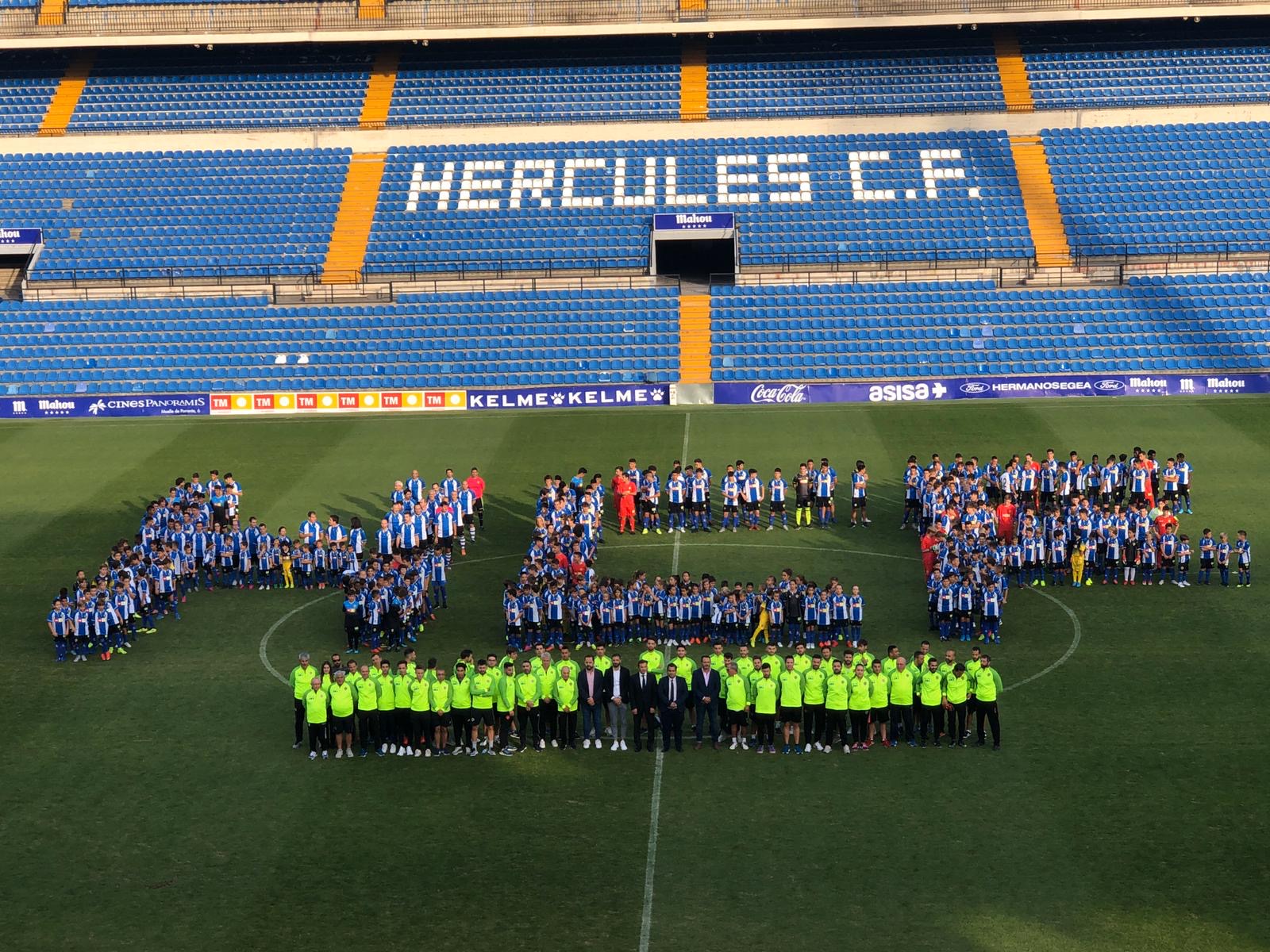 Los Veteranos del Hércules CF con el fútbol base del Hércules CF