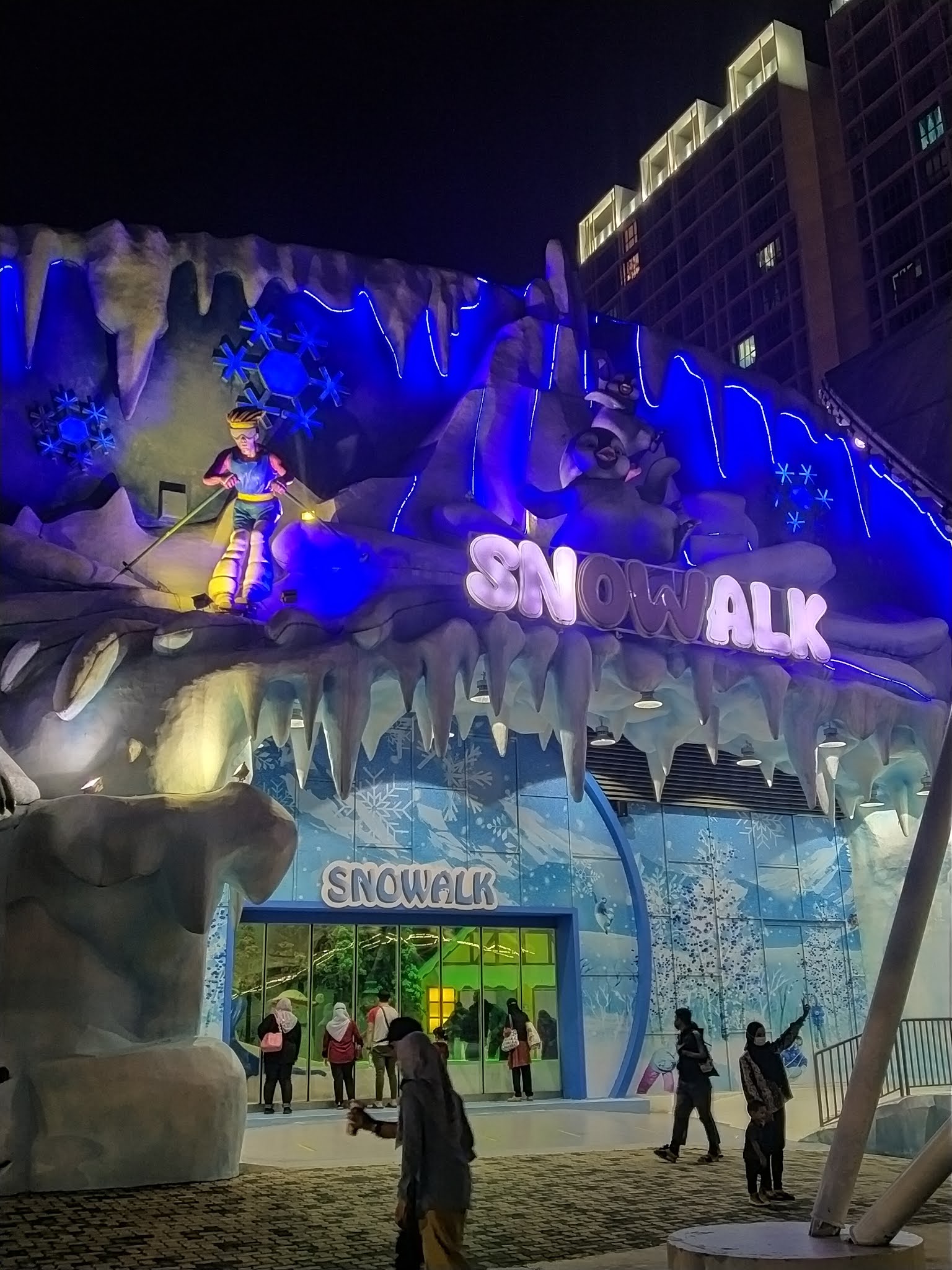 Bestnya Main Salji di Snow Walk iCity | Dorsett Pink