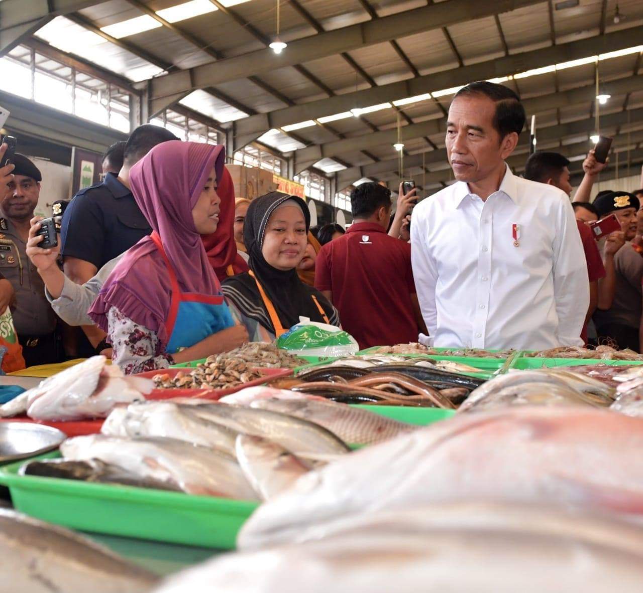 Tinjau Pasar Modern Bintaro Jaya, Presiden Jokowi Pastikan Harga Stabil ...