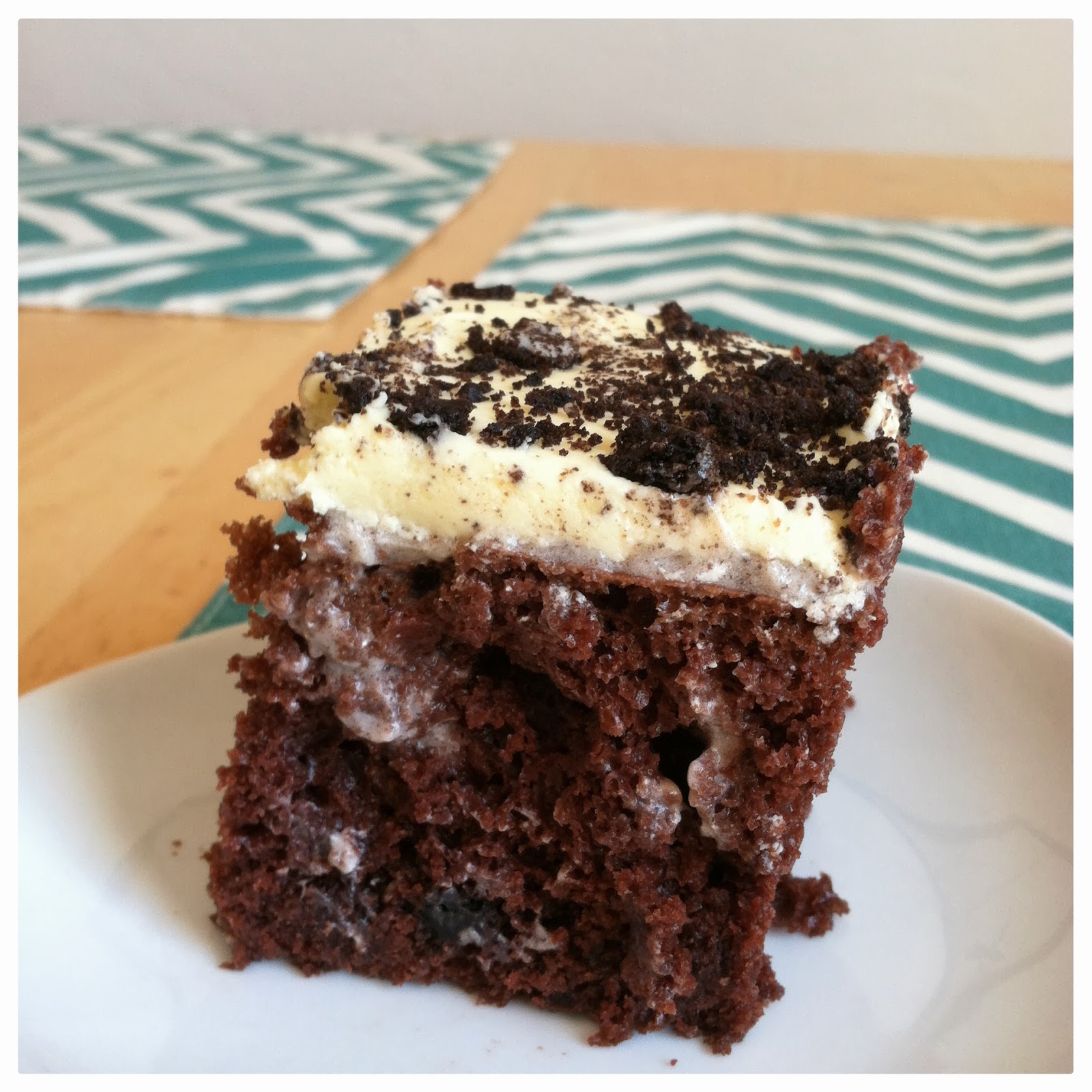 Courting Contentment: Oreo Explosion Cake {Lundi Little Lovelies}