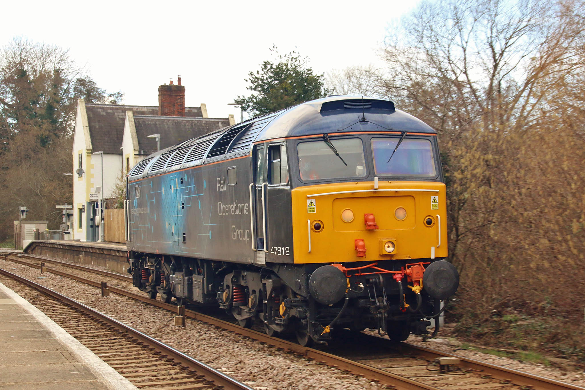 47s and other Classic Power at Southampton: 47812 works light engine ...