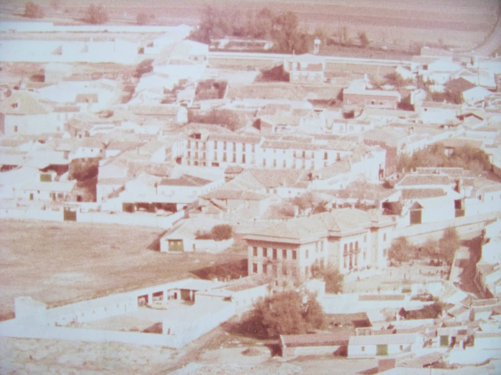 TODO TEMBLEQUE: FOTOTECA. Panorámica aérea de Tembleque en 1982. Plaza ...