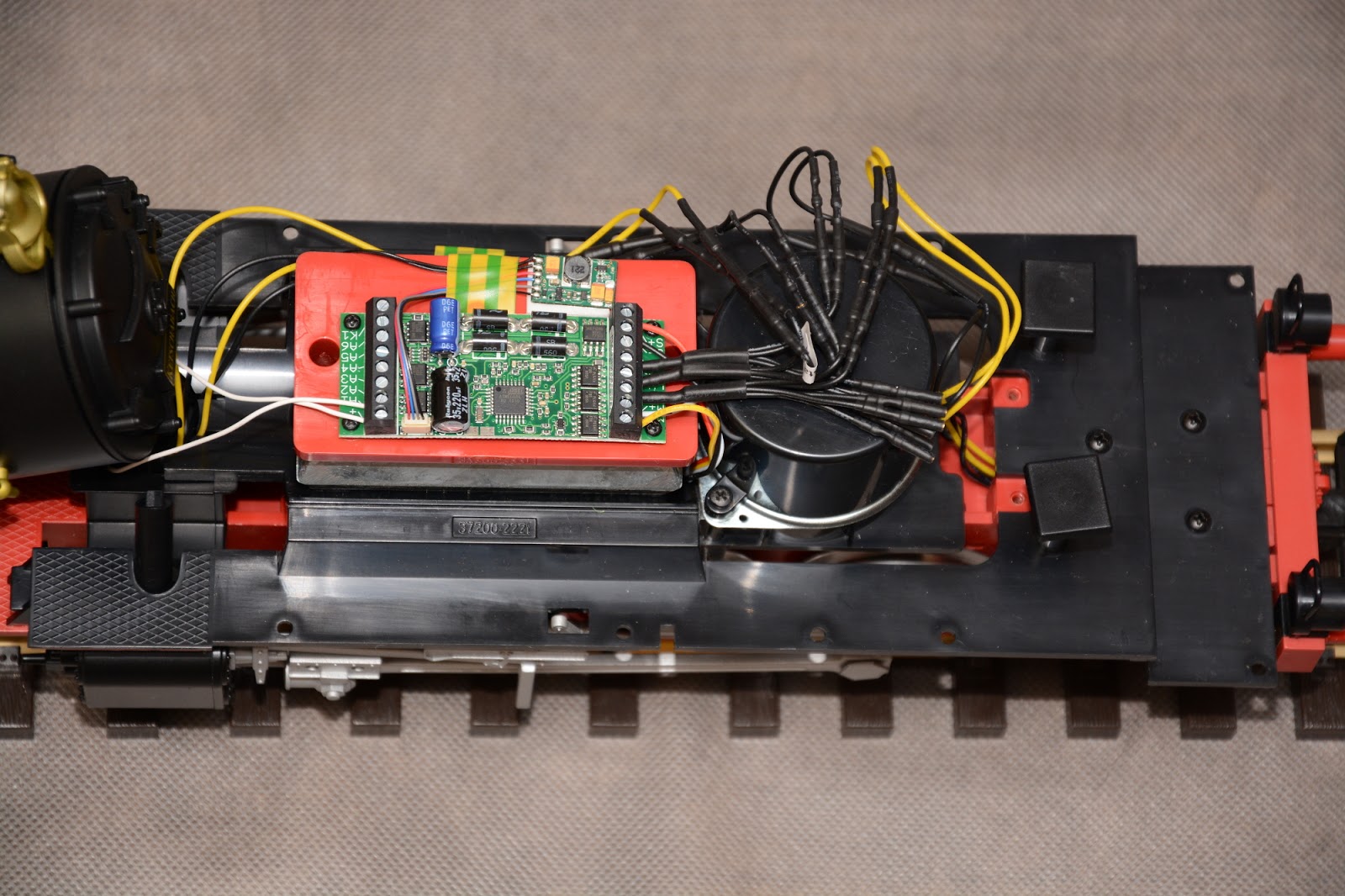 My Miniature Worlds: Piko G-Scale BR80: DCC sound module installation