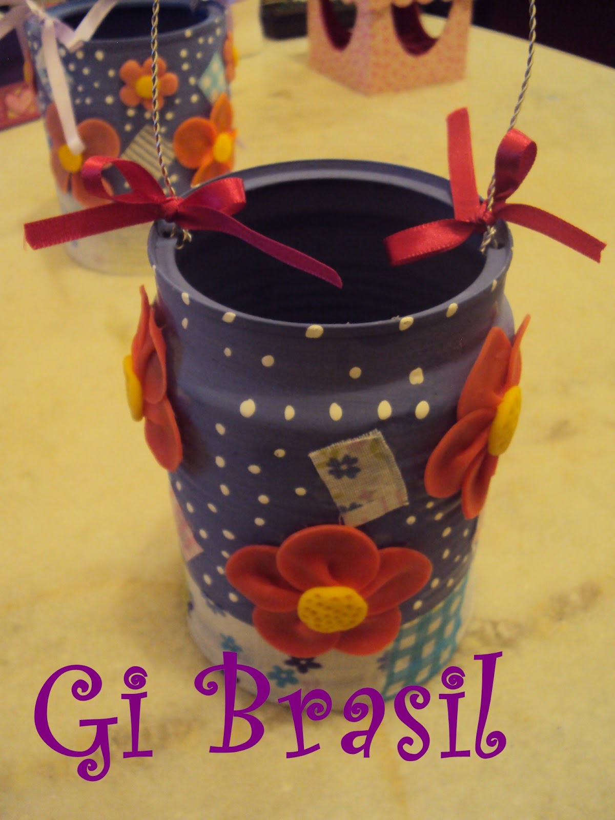 Gi: Lata Decorada com Biscuit