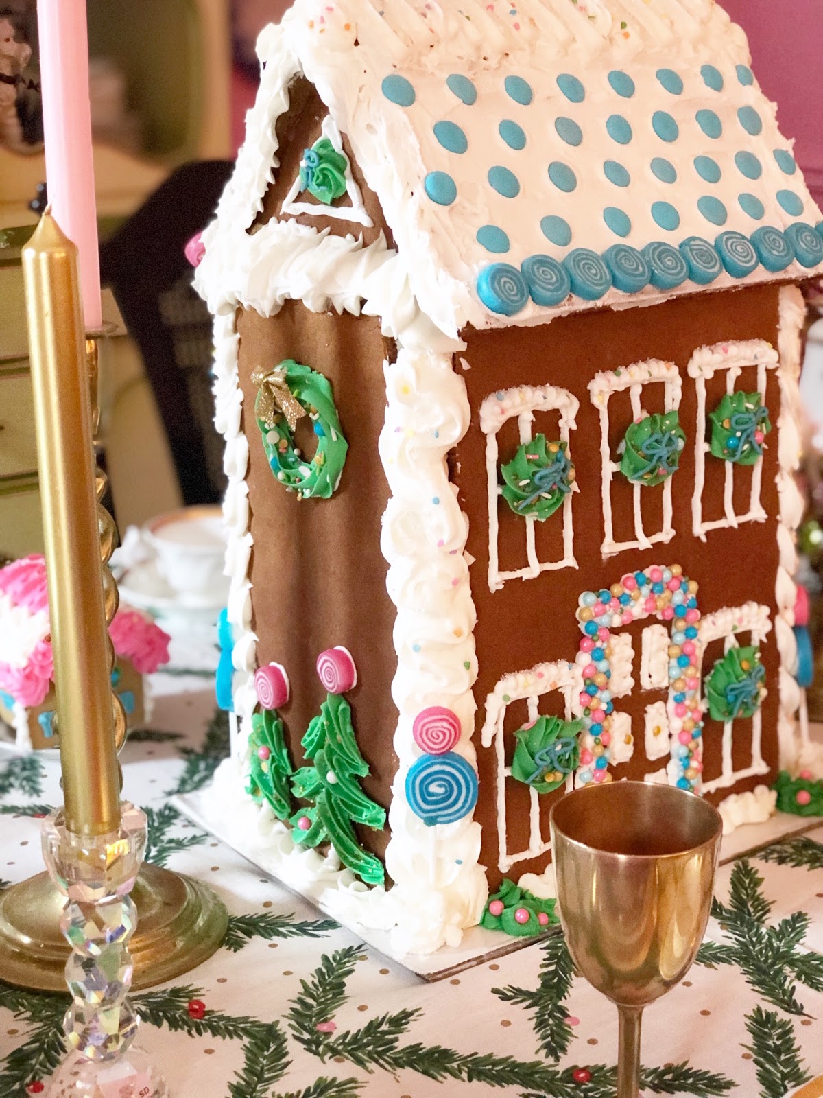 the pink clutch ...: Gingerbread Tea In The Dining Room