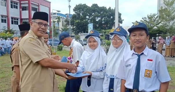 SMP Pembangunan Labor UNP Beri Reward Siswa Berprestasi - sumbarkini