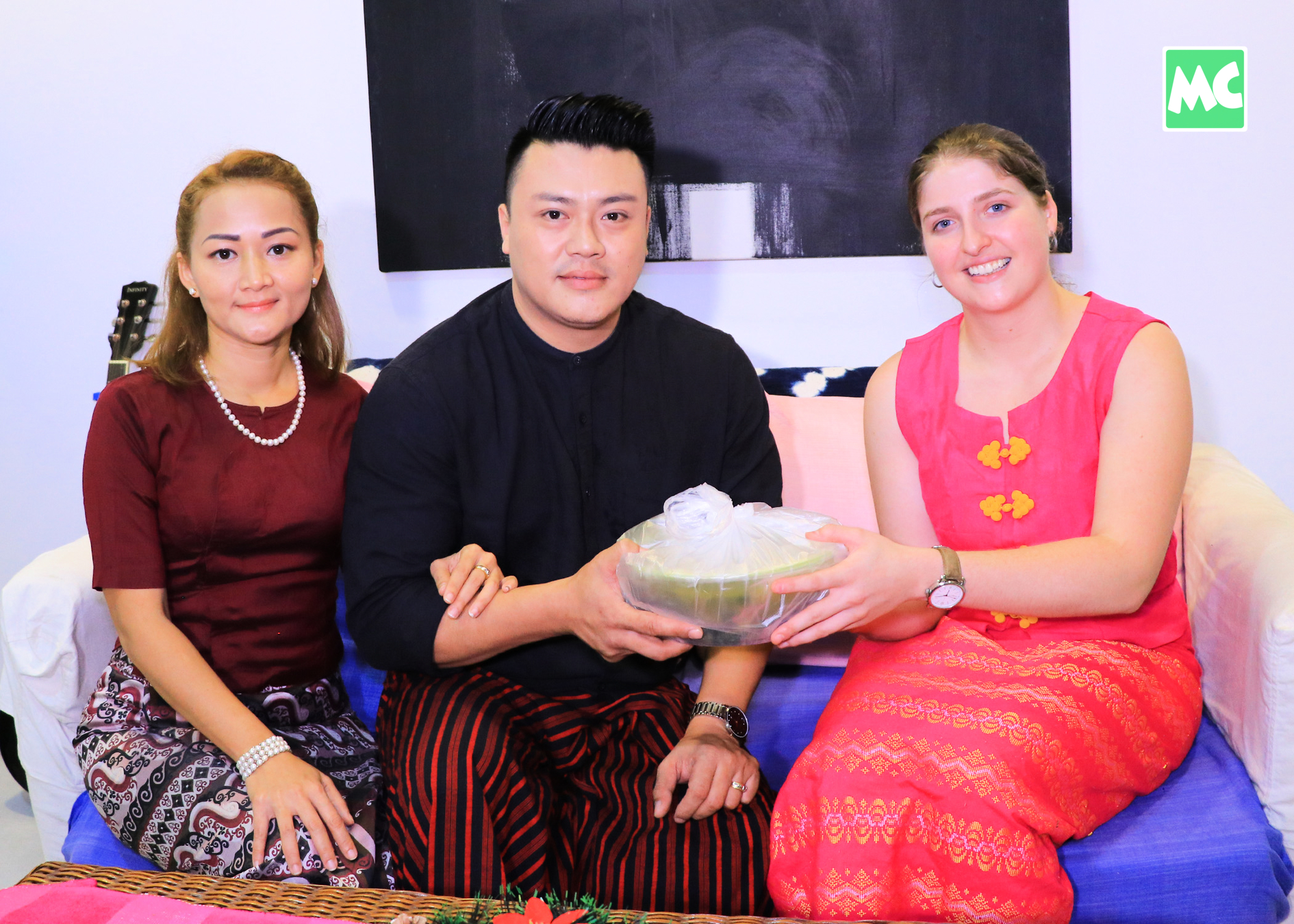 နယ်သာလန် နိုင်ငံသူ မာယာ နှင့် သရုပ်ဆောင် ဘုန်းလျှံ တို့ ဇနီးမောင်နှံ