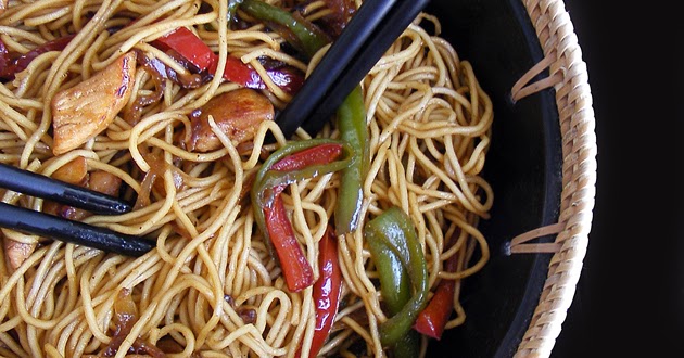 PASTA CHINA CON POLLO Y SALSA DE SOJA - Cogollos de Agua