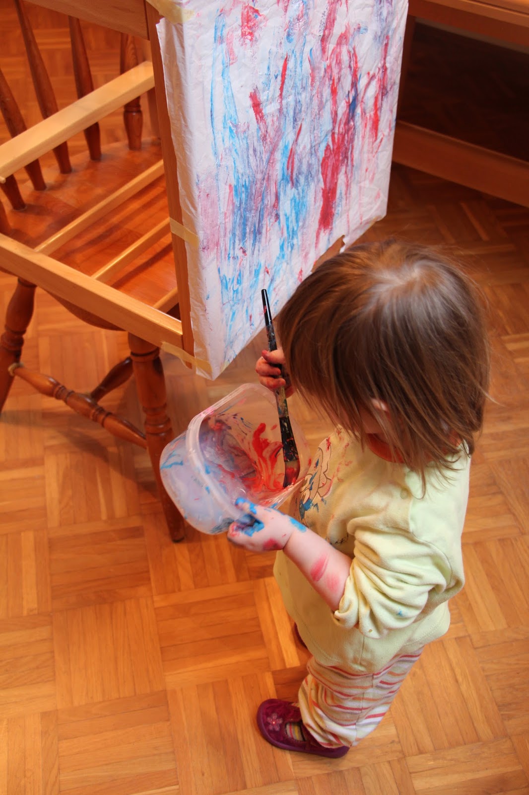 Kuhartnica: Slikanje za malčke: slikanje na navpično podlago