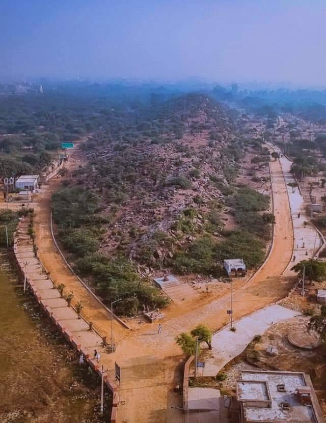 ADORANDO KRISHNA: Como apareceu Giriraja Govardhana