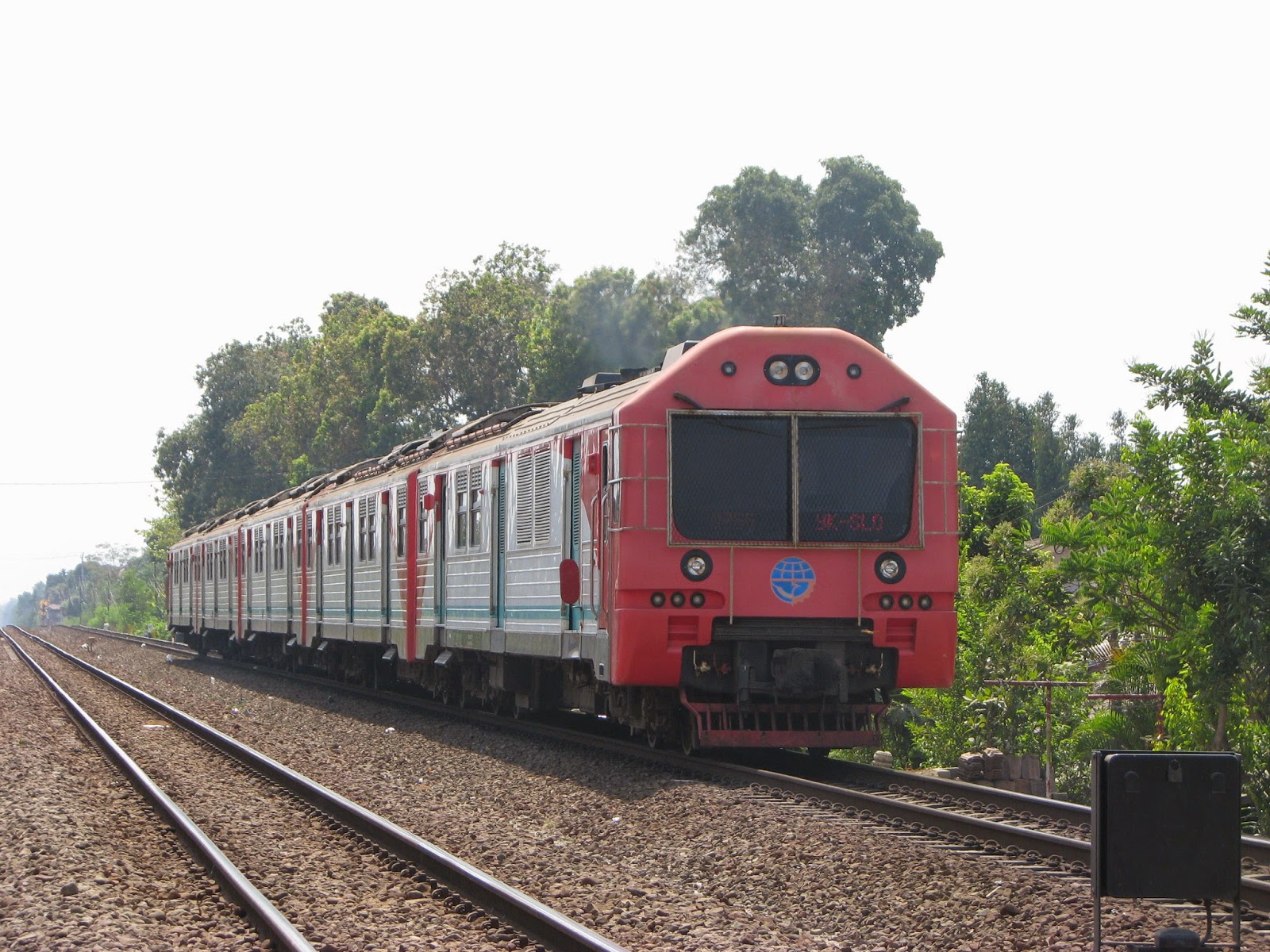 Kereta Api Indonesia: Persilangan Antara Kereta Api Sri Wedari Dengan ...