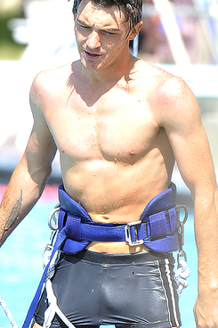 go see GEO ...: Shirtless Sunday Slurpee: Drake Bell