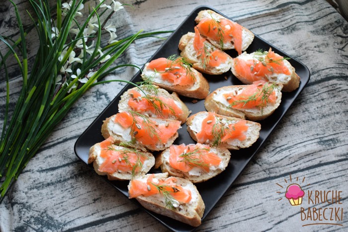 Mini kanapeczki z łososiem, koperkiem i słonecznikiem | kruche babeczki