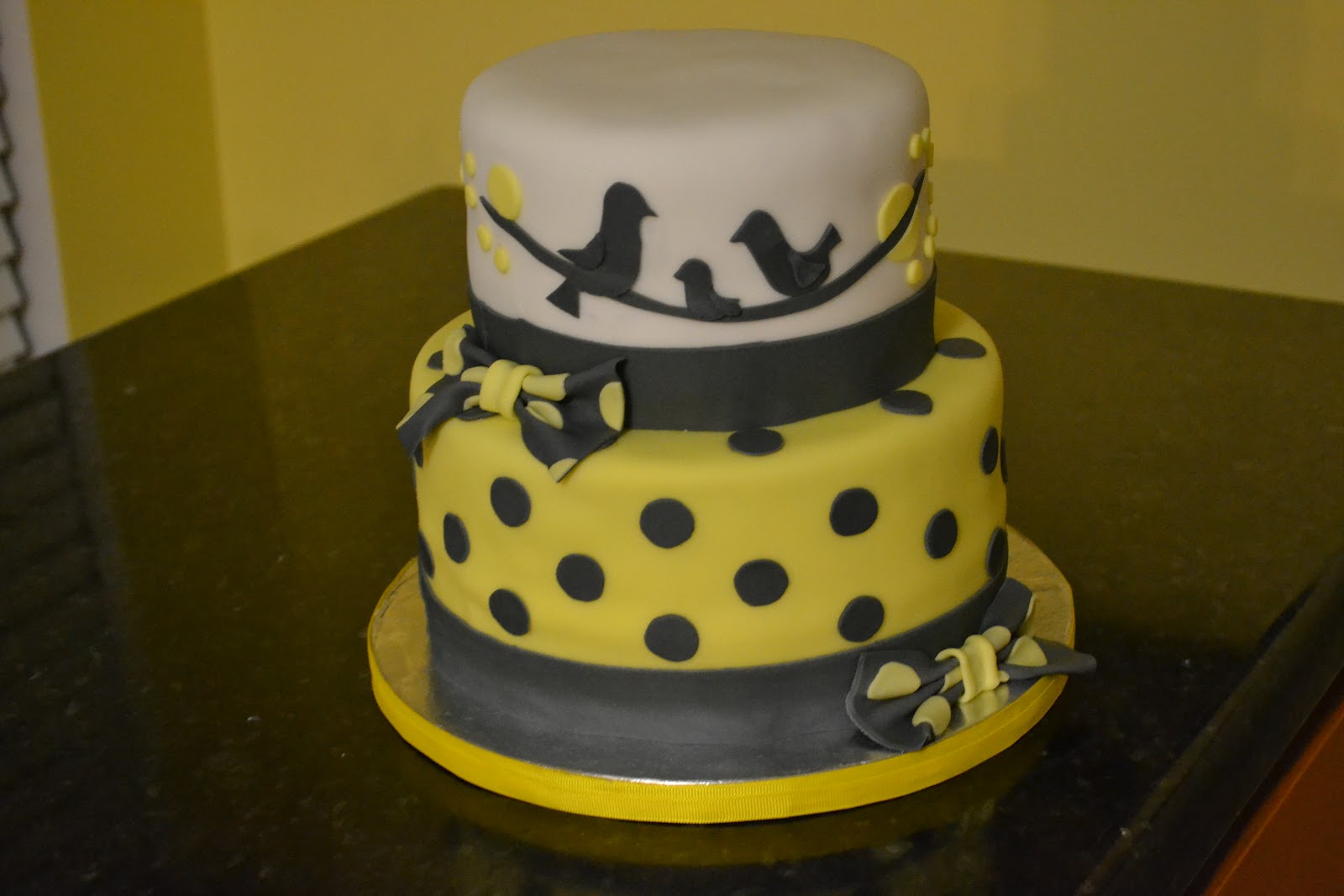 Cakes by Lala: Grey and yellow bird cake