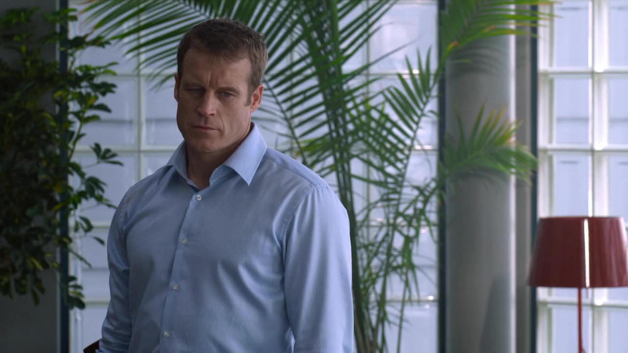 ausCAPS: Mark Valley shirtless in Human Target 1-01 "Pilot"