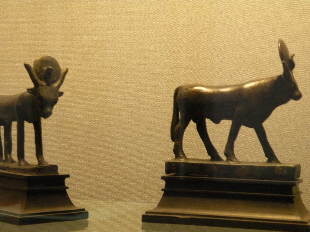 Vachement belles: Hathor et Apis - Dieux bovins de l'Egypte antique