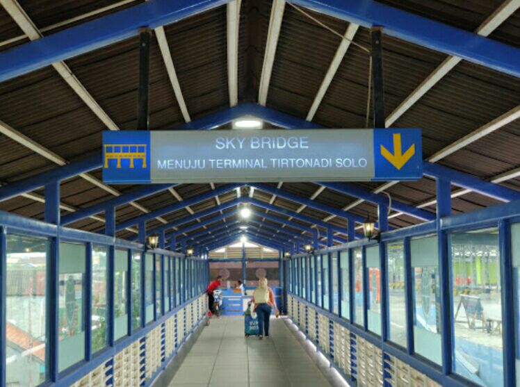 Jembatan SkyBridge Stasiun Solo Balapan Ke Terminal Tirtonadi ~ ozsio