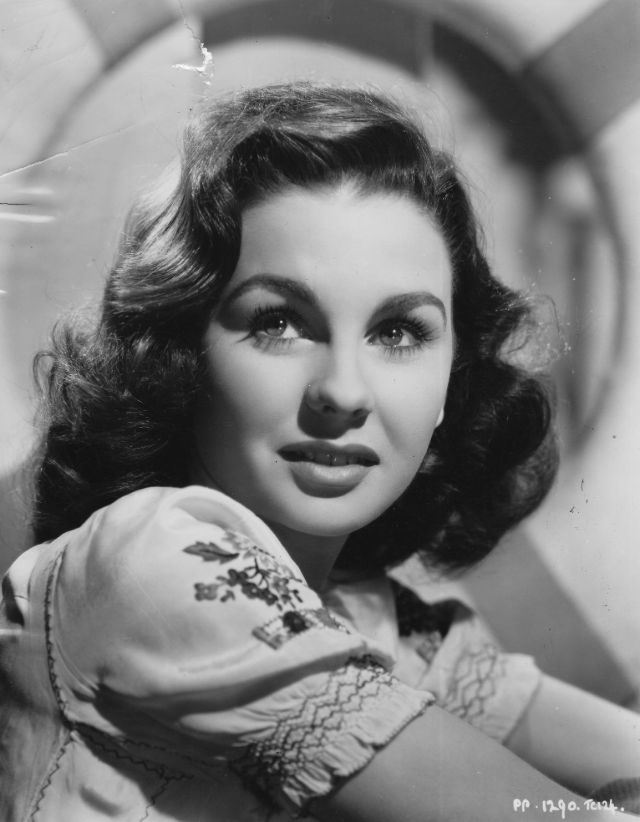 40 Gorgeous Photos of Jean Simmons in the 1940s and '50s ~ Vintage Everyday