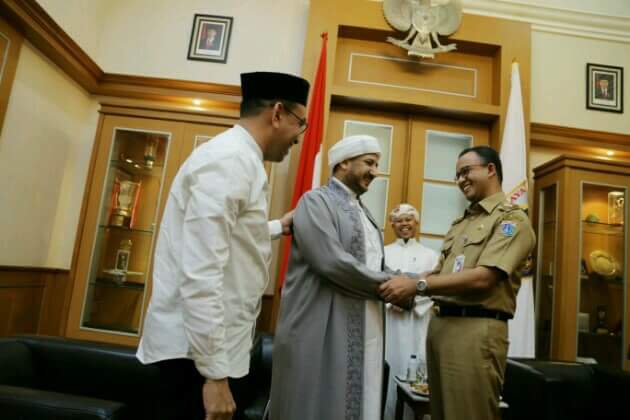 Gubernur DKI Anies Baswedan Sambut Kedatangan Ulama Mekkah Syekh ...