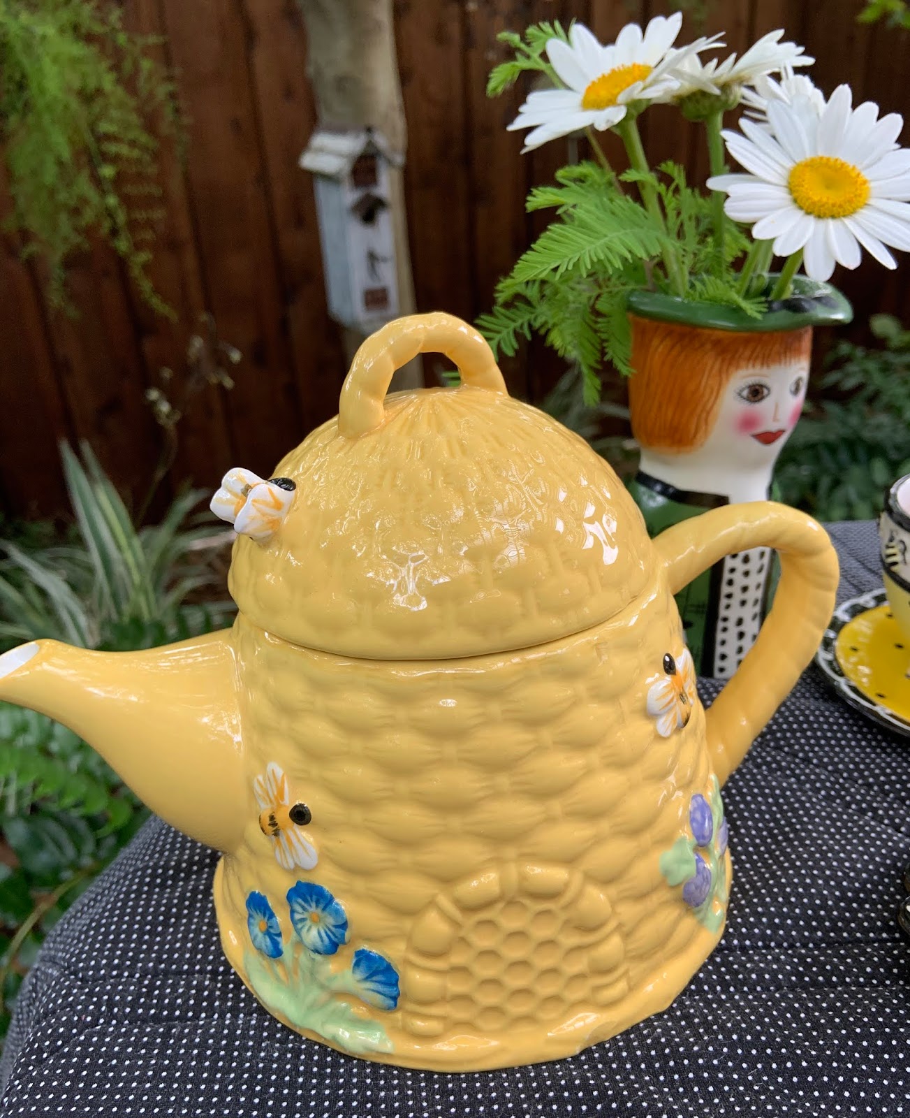 Kitty's Kozy Kitchen: Bee Tea Party